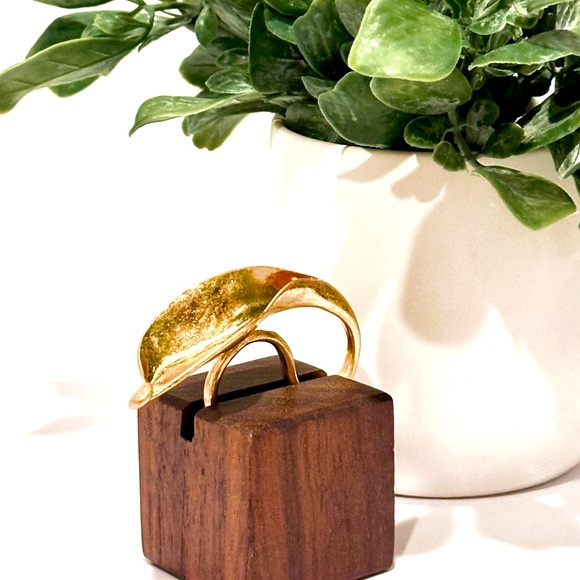 Zara | Jewelry | Bold Modernist Calla Lilly Goldtone Sculptural ...